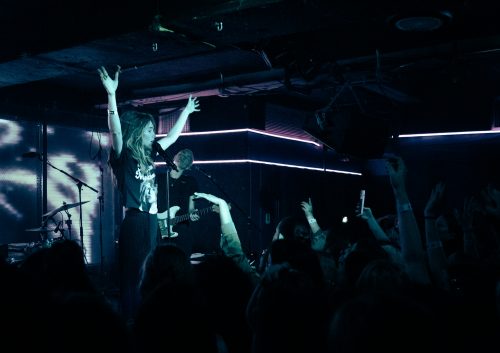 SUKI WATERHOUSE 'CAN'T LET GO' IN NYC DEBUT SHOW - Highway 81 Revisited