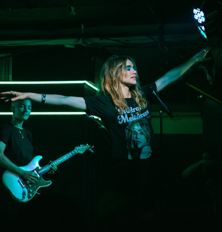 SUKI WATERHOUSE 'CAN'T LET GO' IN NYC DEBUT SHOW - Highway 81 Revisited